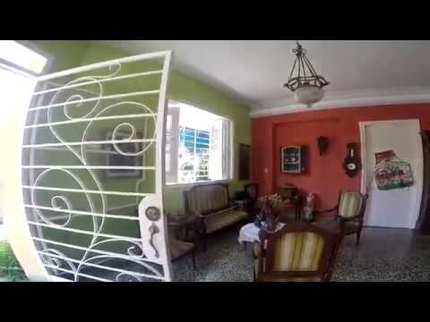 Кафе домашней кухни на Кубе, Гавана. Paladar Mi Jardin Habana, Cuba