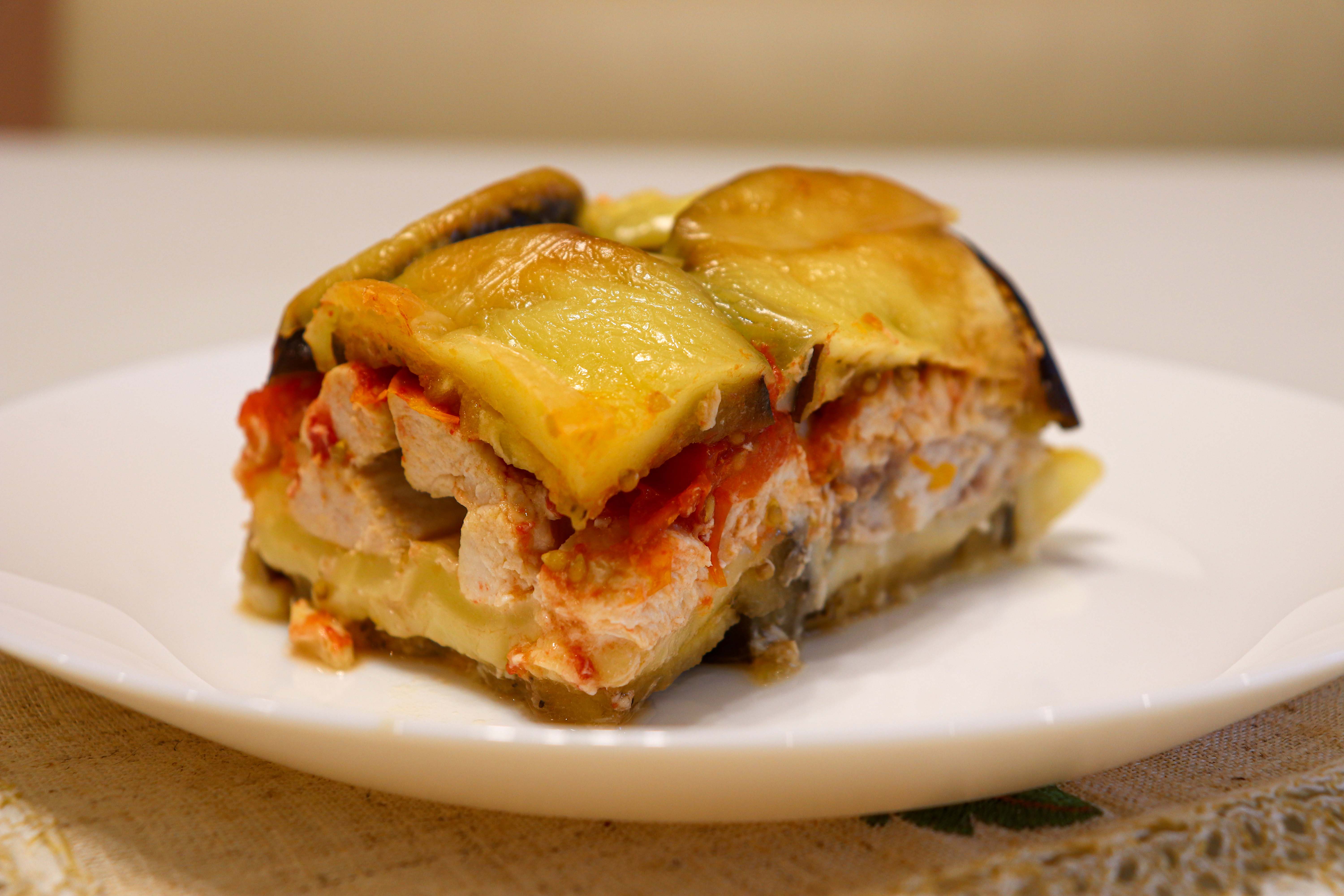 Запеченные баклажаны с куриным филе - Это отличное сочетание мяса и овощей.