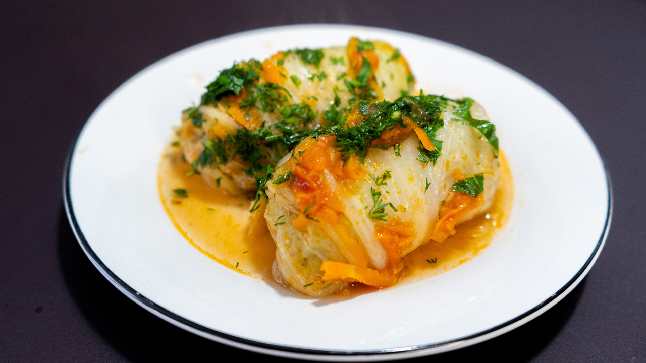 Голубцы с пекинской капустой в подливе из овощей и томата