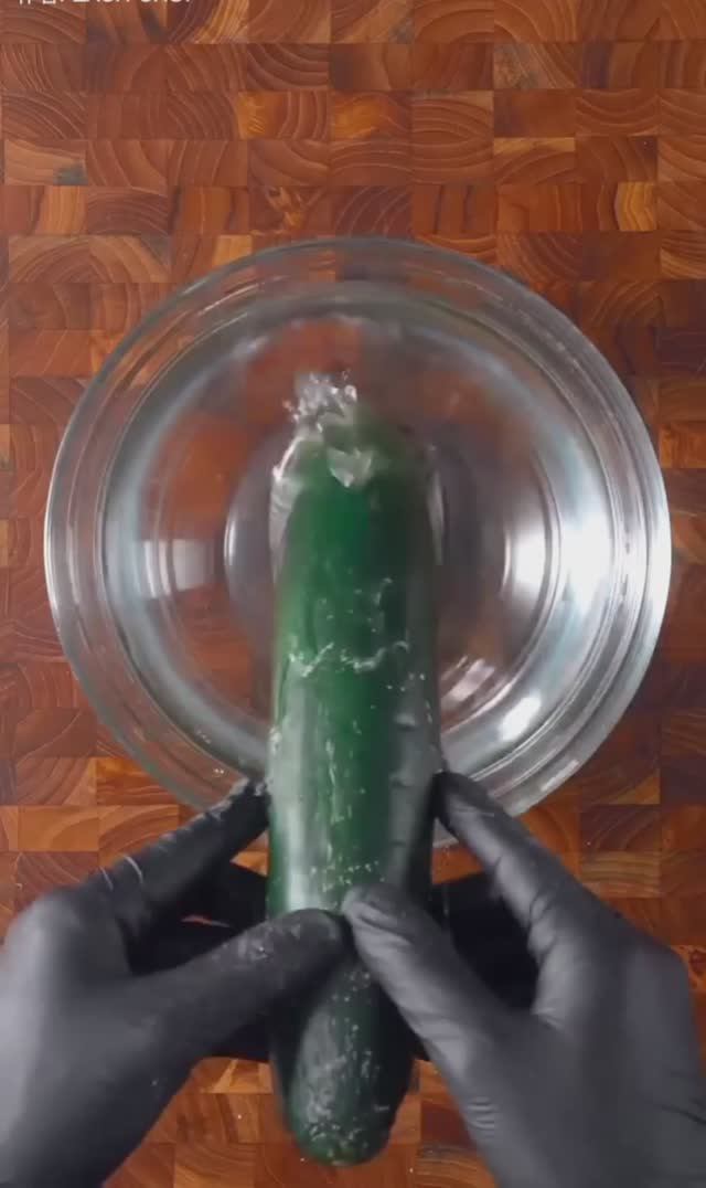Главное огурец побольше найти😉