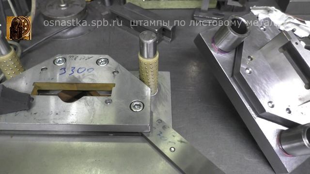 Штамп для отрезки углов и пробивки оцинковки 0.45 мм.