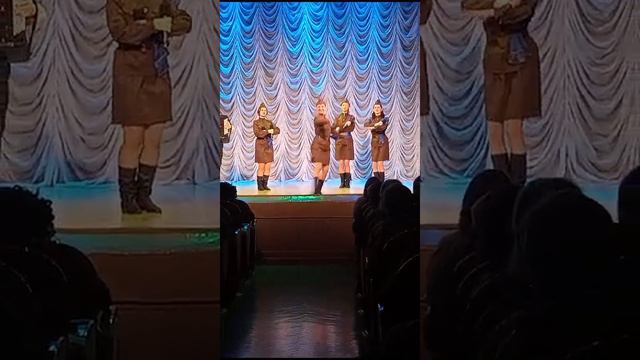 Попурри из военных песен.