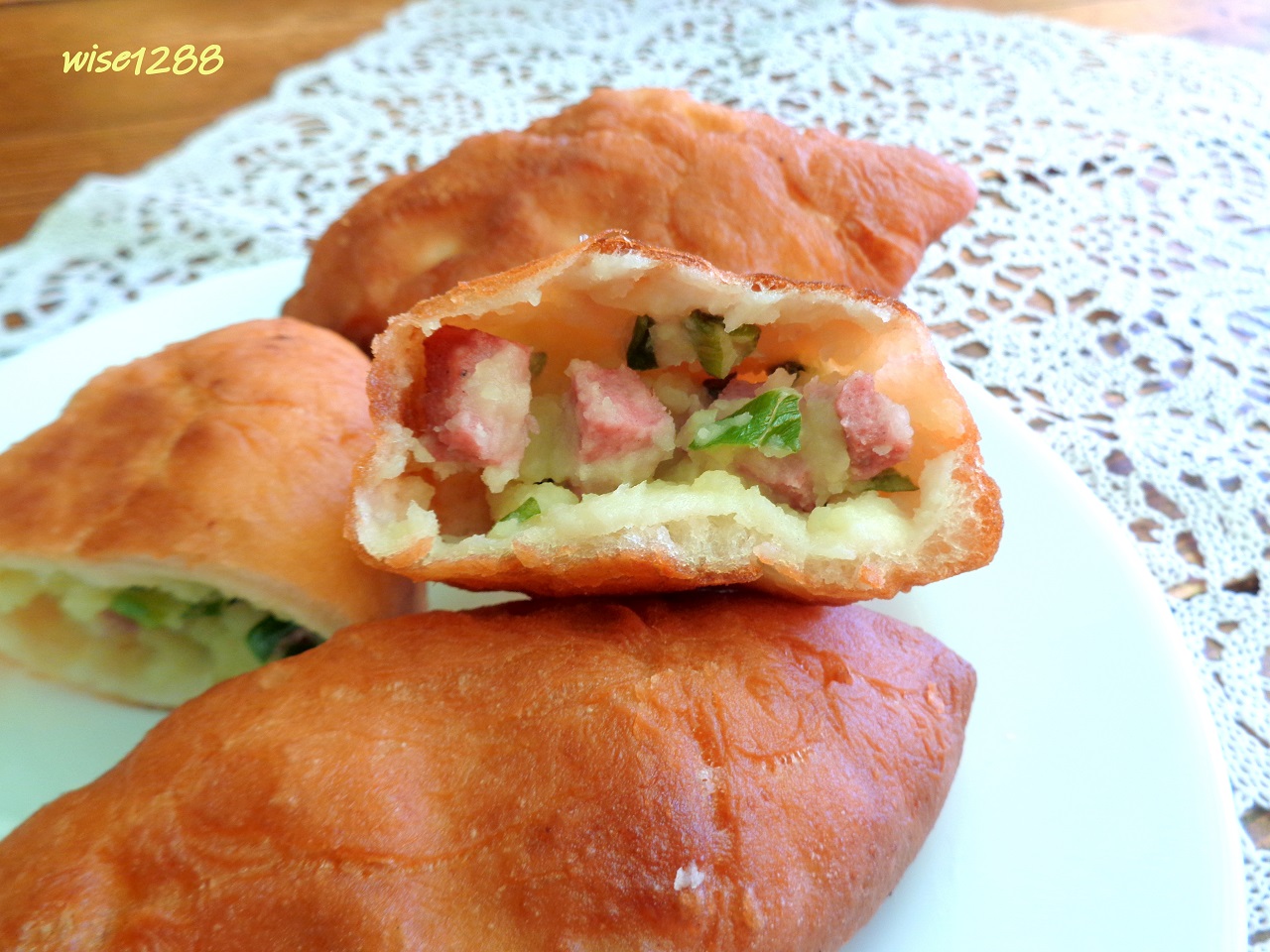 Пирожки с колбасой и картошкой. Румяные пирожки из постного, воздушного теста.