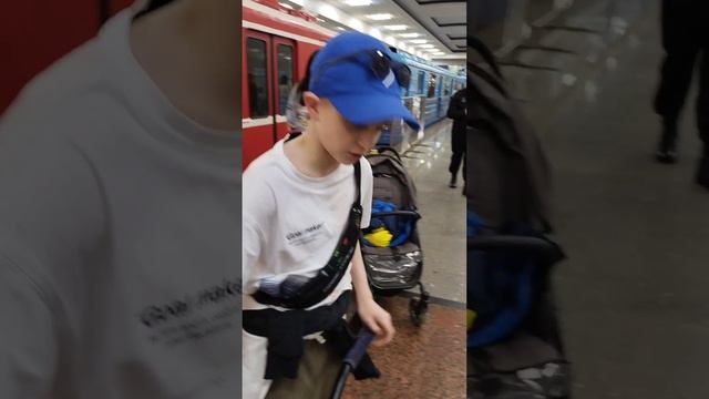 выставка ретро-поездов на станции метро: партизанская