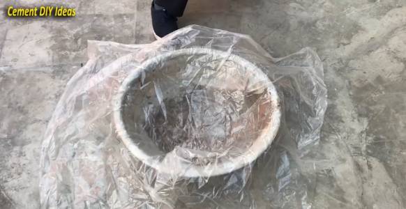 Кормушка для кур из пластиковой бутылки и цемента