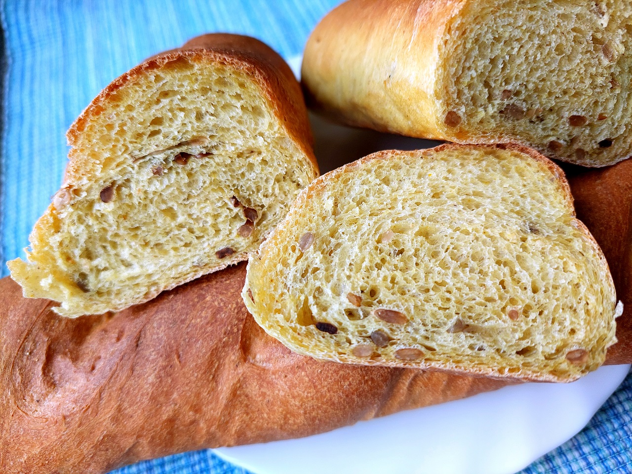 ХЛЕБ солнечный. Яркий, аппетитный, ароматный.