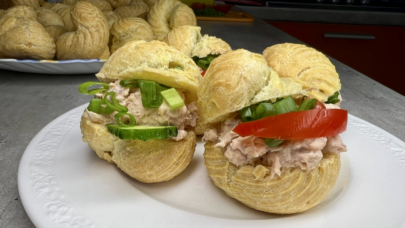 Профитроли ? сегодня  у нас с тунцом ?