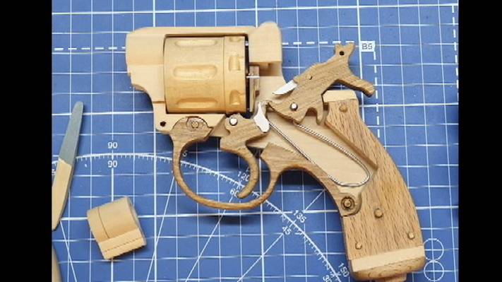 Револьвер наган из дерева своими руками, делаем механизм нагана из дерева,wooden revolver mechanism.