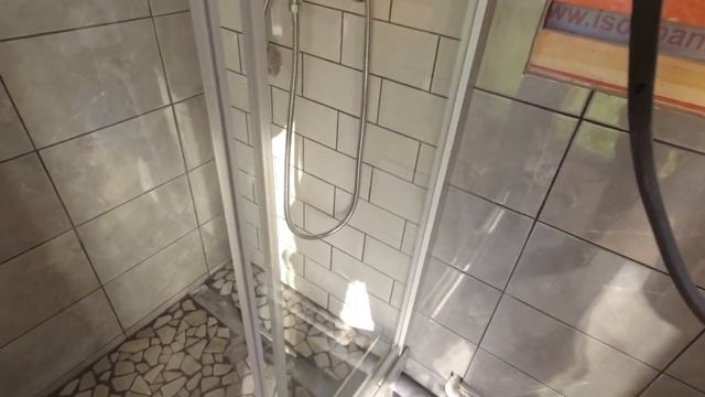 Установка душевой перегородки в модульном минидоме, посадки и борьба с вредителями