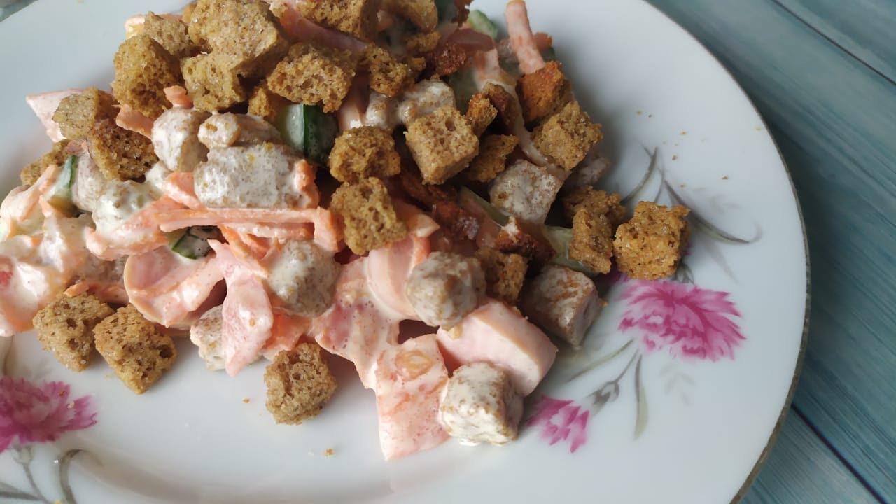 Простой, но очень вкусный салатик с кириешками. Съедается в один миг! Смотри и готовь!