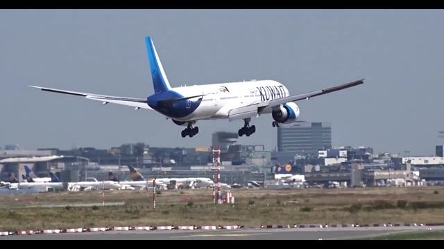Четырехдвигательный самолет производит посадку на взлетно-поасдочную полосу