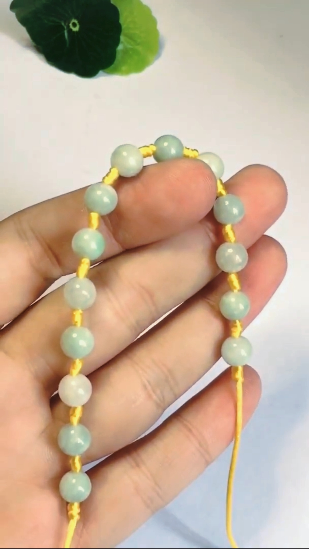 Простой способ закрепления бусинок на нитке для браслета ил бус