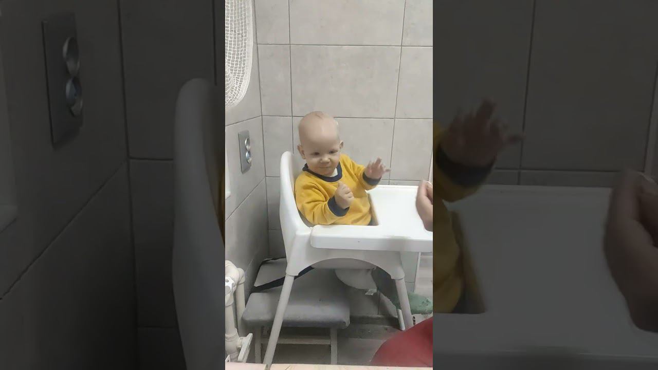 Арсюша в первый раз ест плов