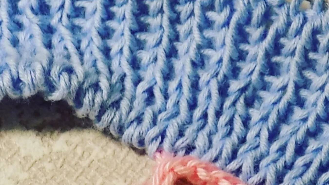 Итальянский набор петель с дополнительной нитью при круговом вязании.