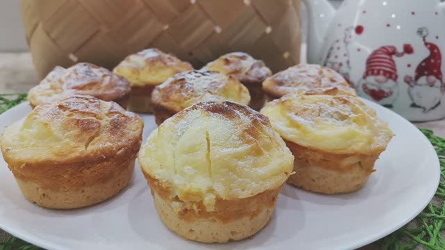 Кексы-ватрушки с нежной творожной шапочкой