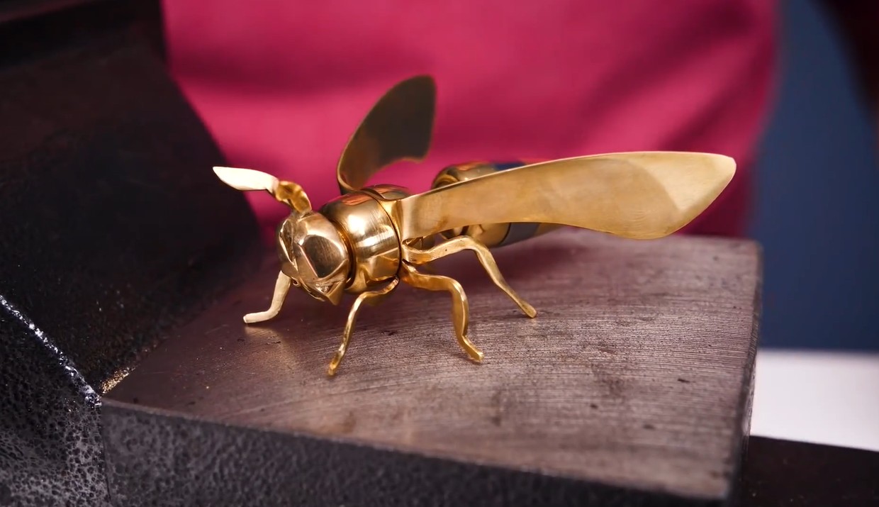 Оса из болтов и гаек