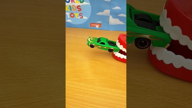 Челюсти гонятся за машинкой