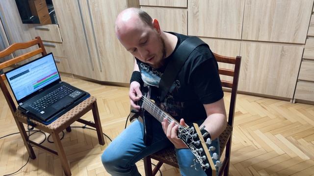 Роман записал еще несколько гитарных партий для демо следующего альбома?