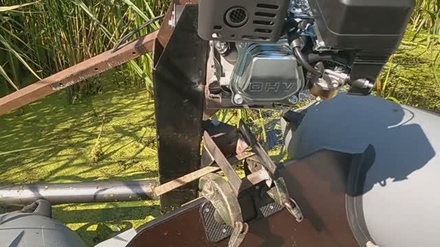 Застрял на моторе болотоходе.