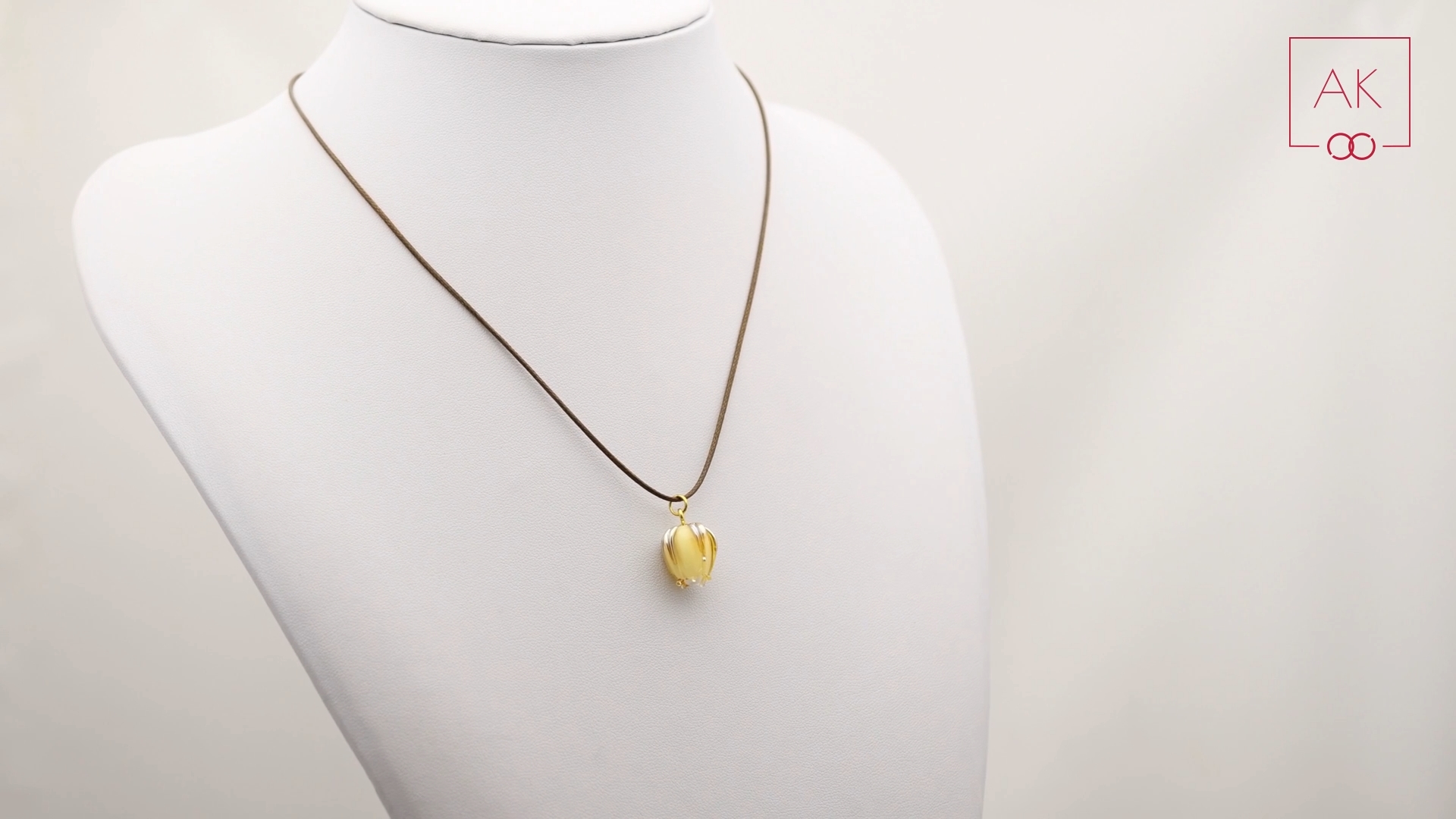 Подвеска Камилла со стеклянным бутоном кремового цвета