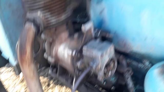 Запуск трактора после зимы хотя весна еще не совсем наступила