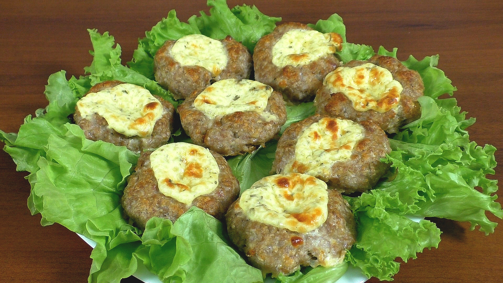 "Гнёзда с сыром"- очень вкусные, они просто тают во рту и сами просятся в тарелку. Котлеты с сыром