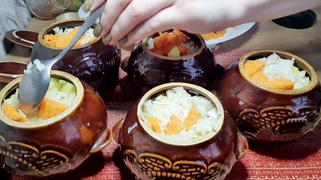 Жаркое из курицы и овощей в собственном соку в горшочках