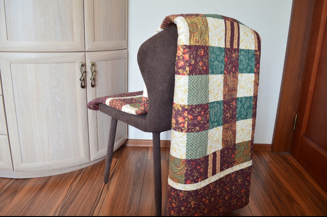 Сшила лоскутное одеяло в медово-пряничных оттенках. Дома на бытовой швейной машинке.