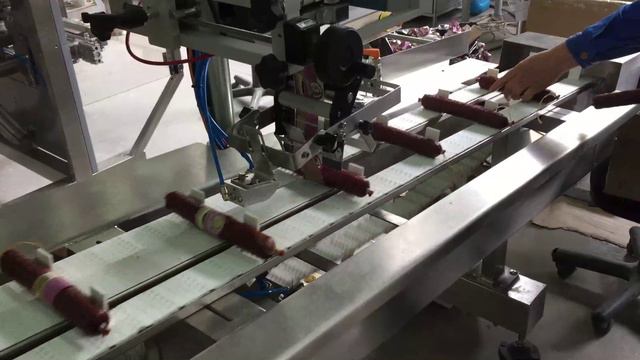 Нанесение кольцеовой этикетки на сырокопченую колбасу (АЭК60 СИГНАЛ-ПАК)