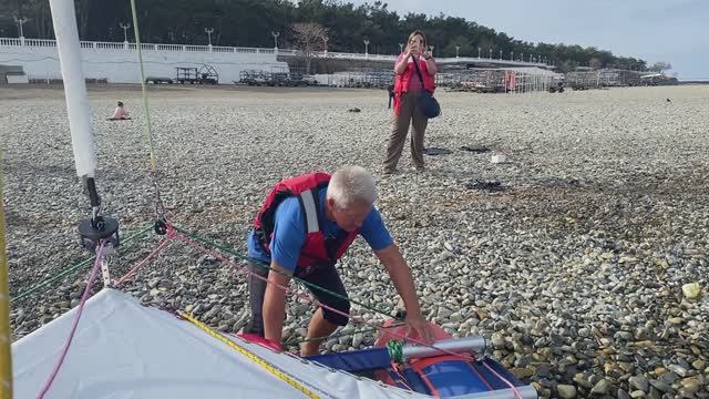 Отход от берега кормой вперед, под парусами, курс левентик