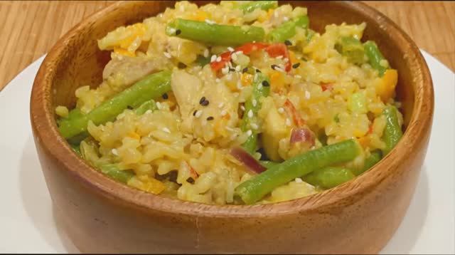 Курица с бурым рисом, зеленой фасолью и болгарским перцем