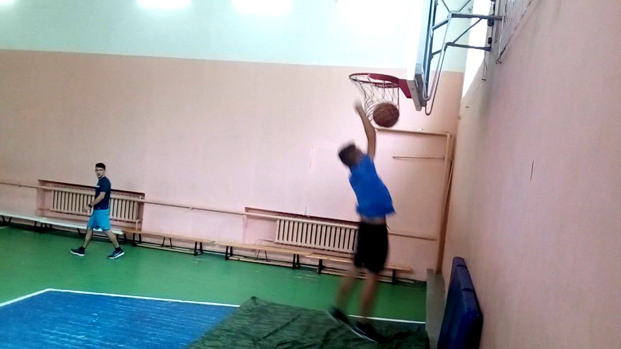 Тренировка на деревянном полу.