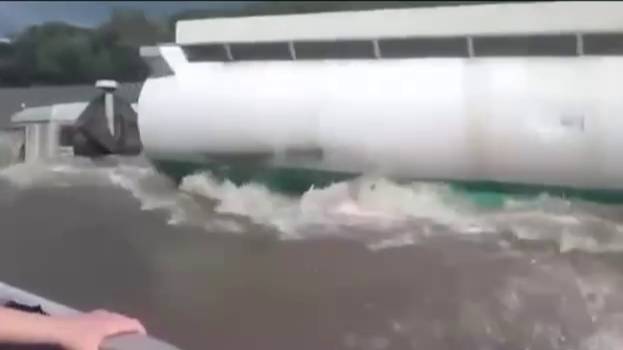 Фура едет под водой через реку