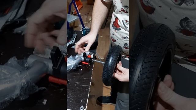 TT Luxury Шаг 2. Установка задних колес и тормозов.mp4