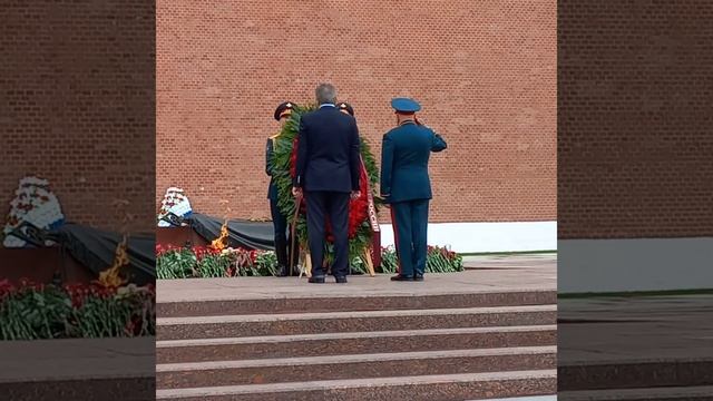 Возложение венков к памятнику Неизвестного солдата