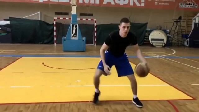 Баскетбол дриблинг в движении