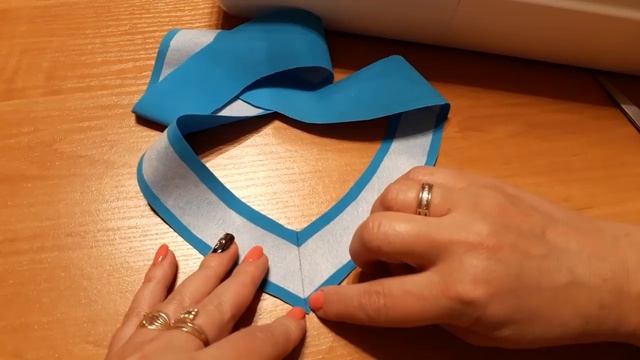 Обработка горловины декоративной обтачкой. Пошаговый МК.mp4