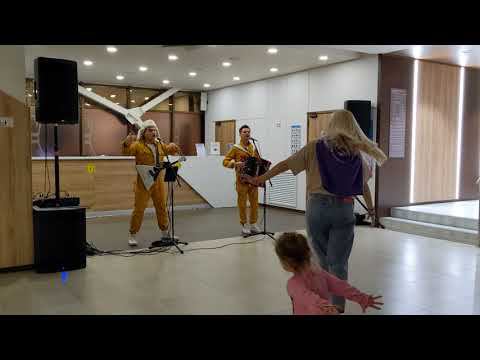 Белые розы под балалайку и баян - дуэт "Богатые и Знаменитые"