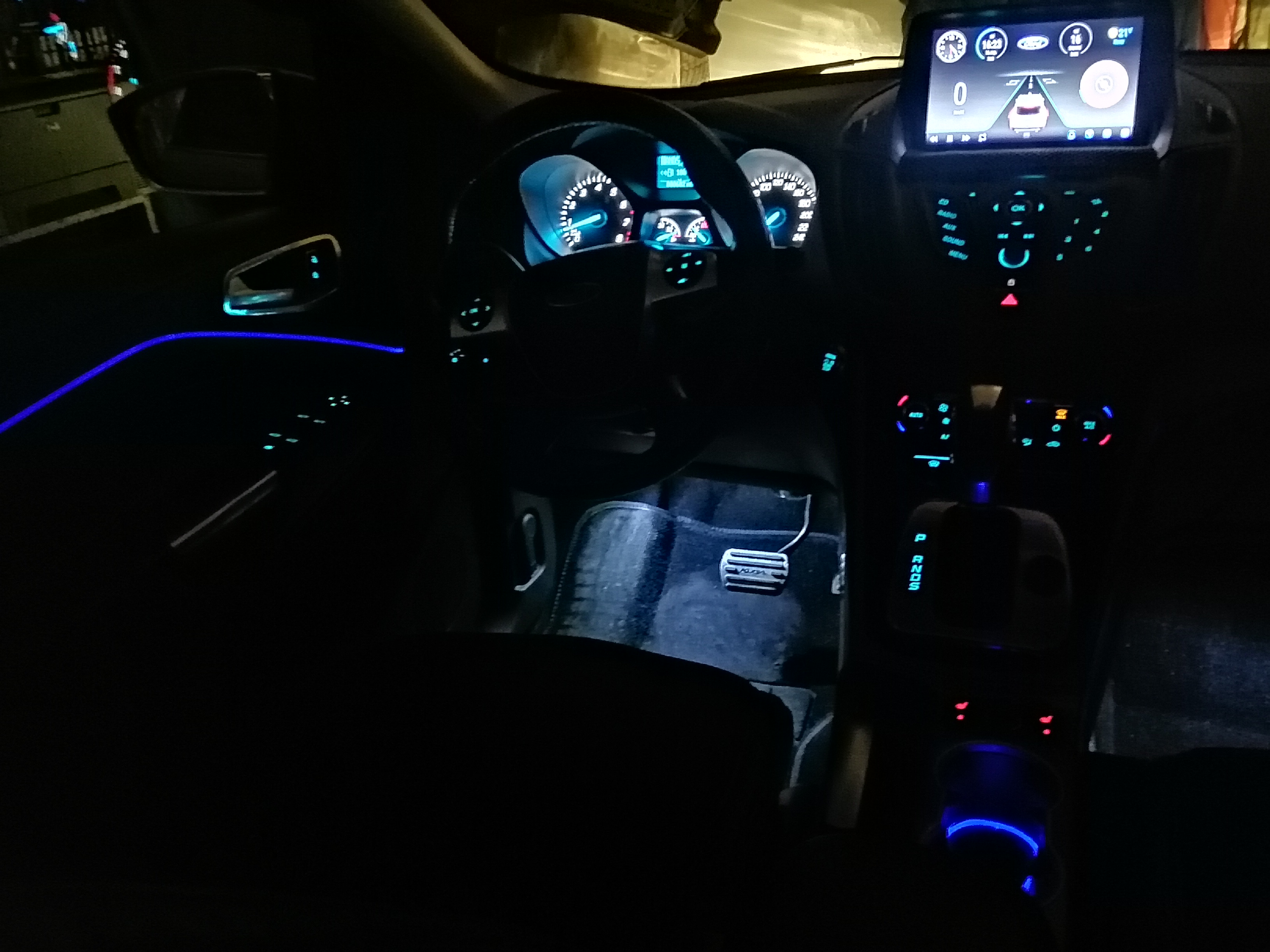 Ford Kuga и интерьерная подсветка салона