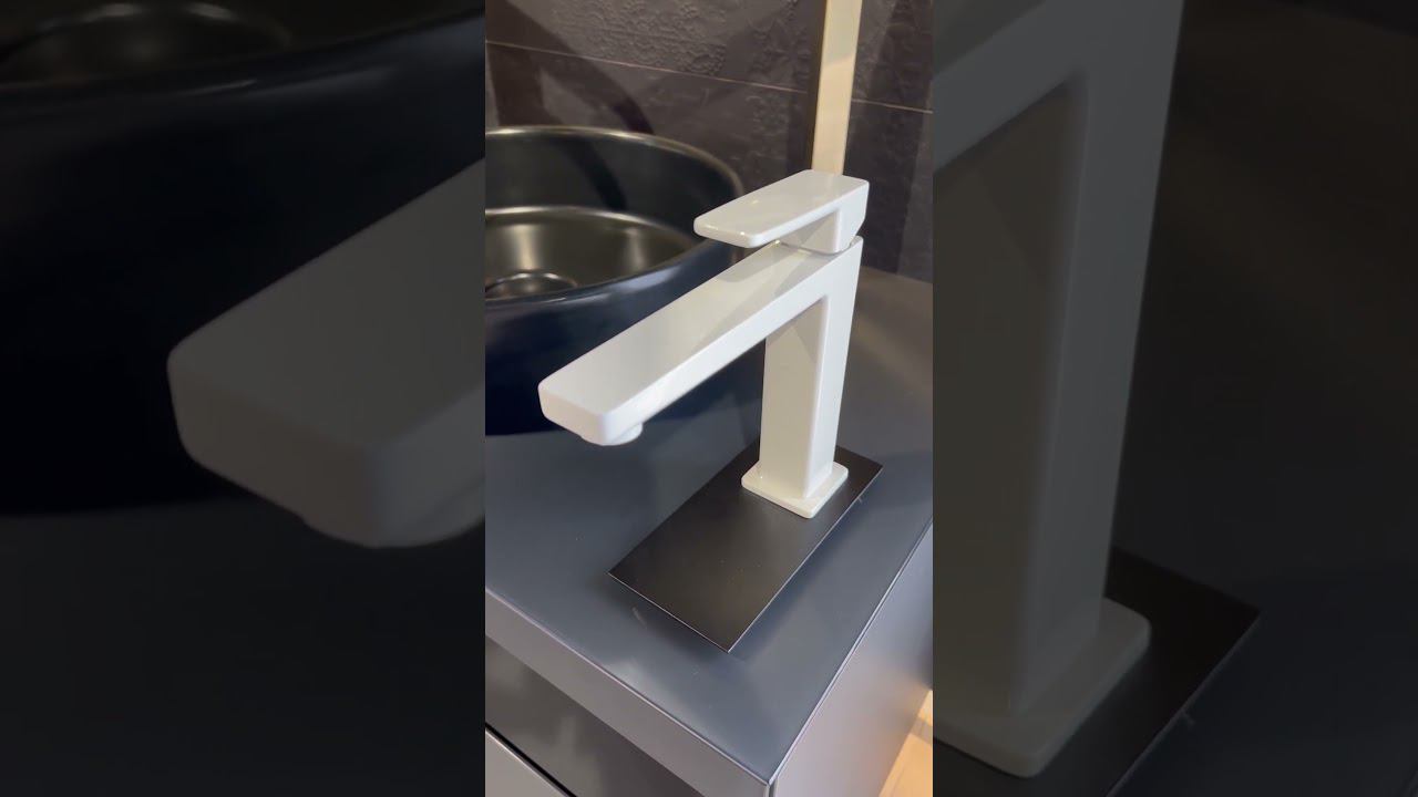 ОБразец цвета белый глянец M003