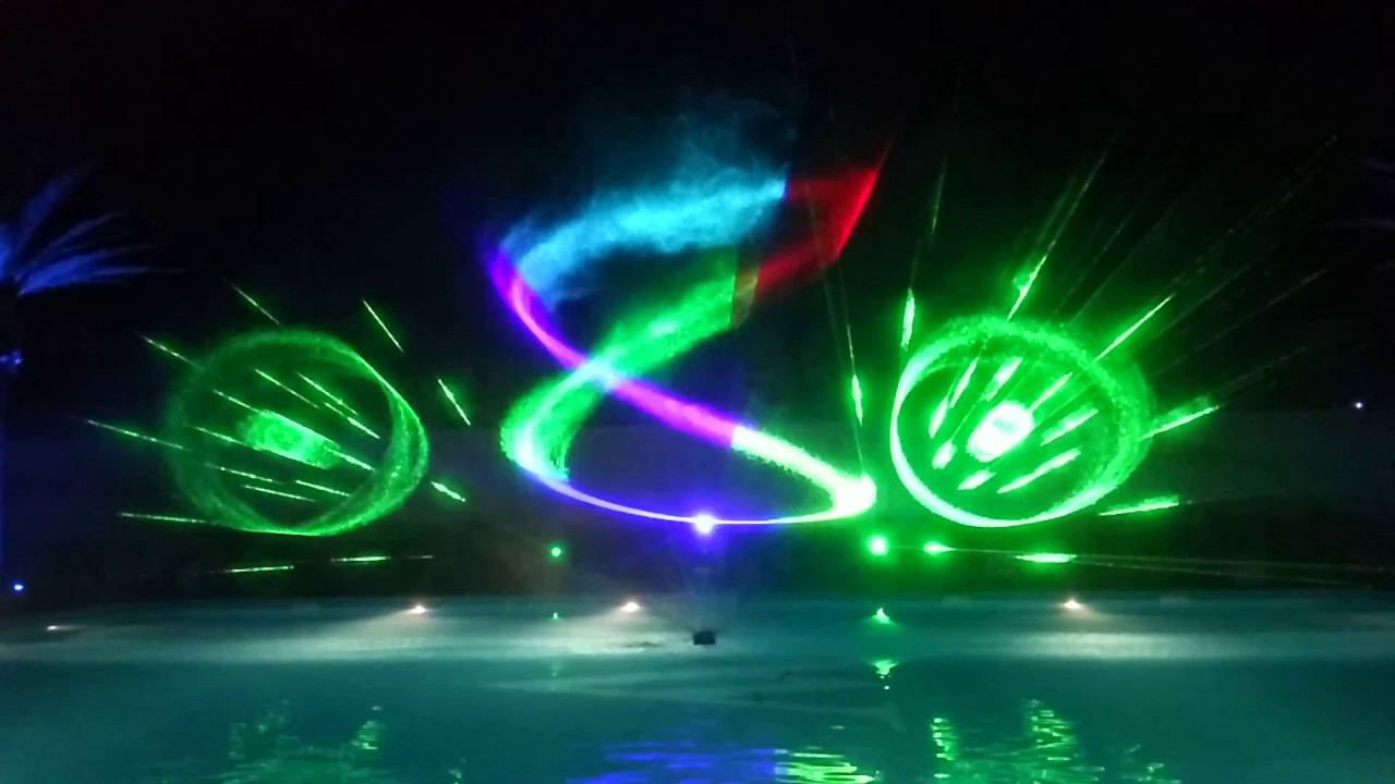 Водный веерный экран для лазерных и мультимедийных шоу. Размер водной завесы 20*8м.