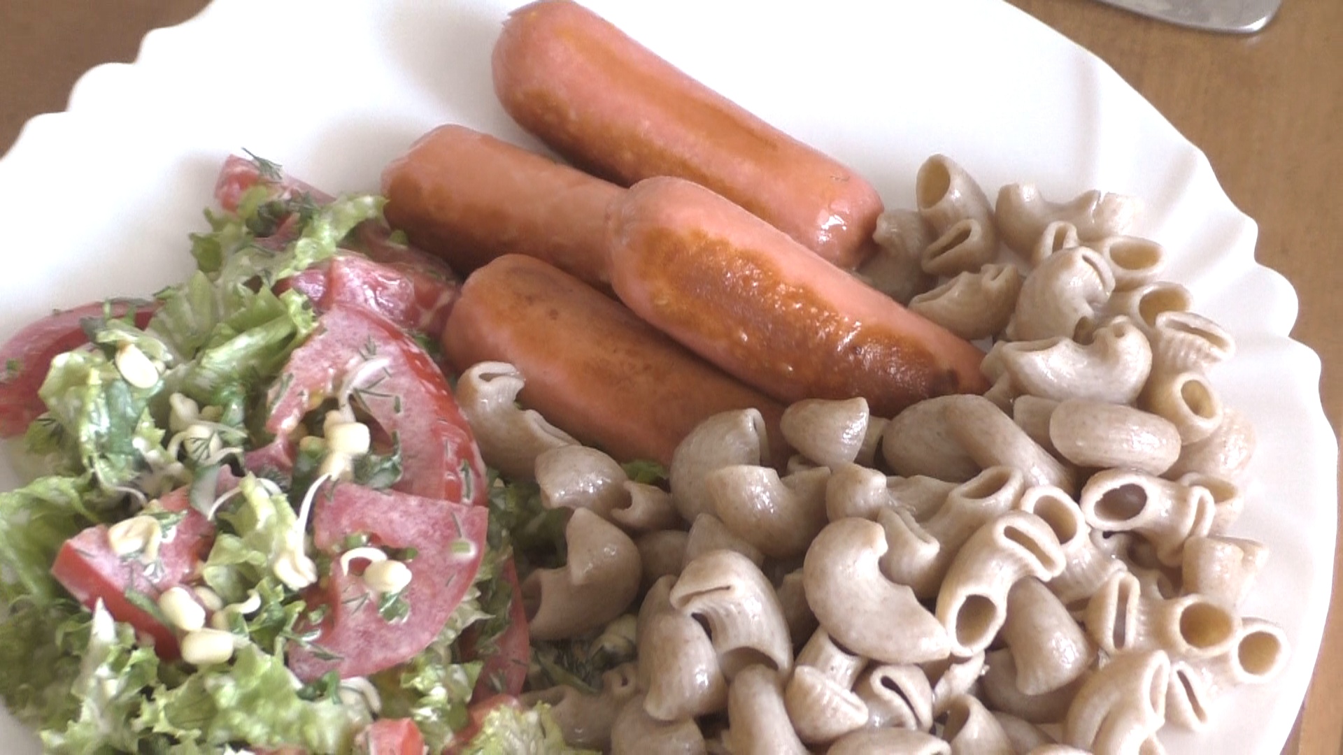 Сосиски с салатом из помидора, маша и салата и макароны из полбы на обед. Веганский марафон. День 20