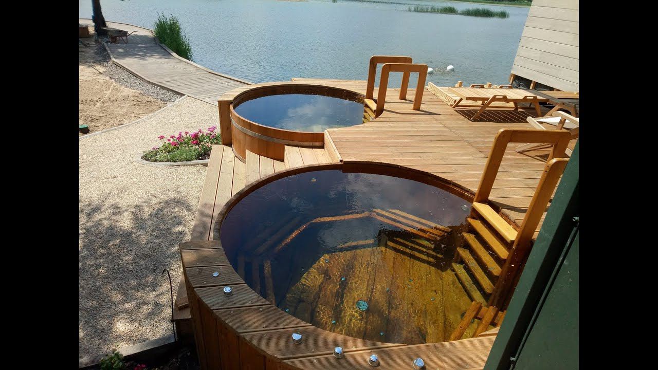 оформление  бани.  пень  из  цемента  в  котором  находится   купель  для бани.