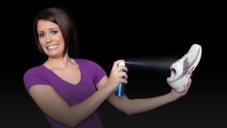 Как избавится от неприятного запаха обуви. Что делать если воняют ноги.