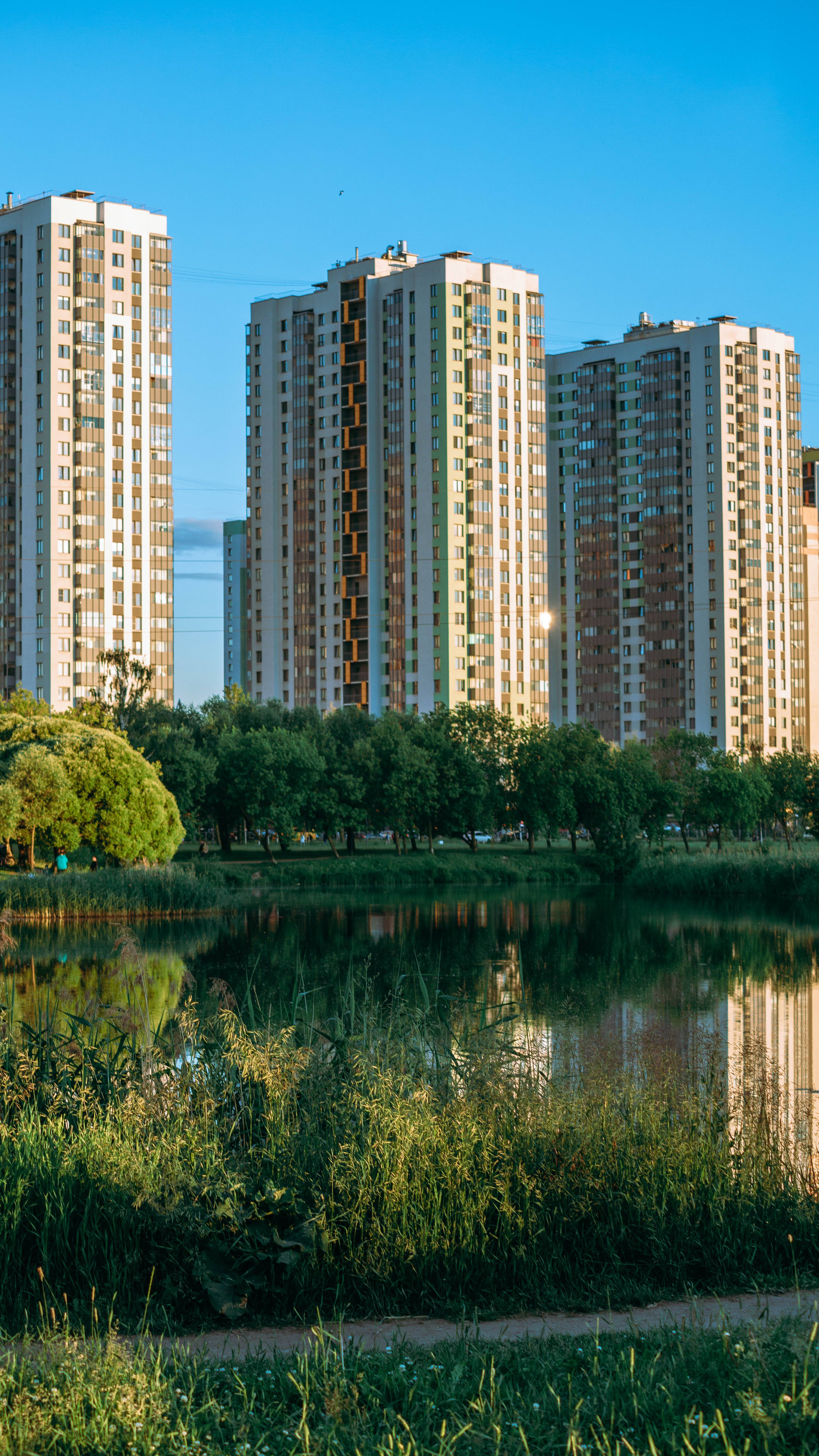 Фасад здания в объятиях заката