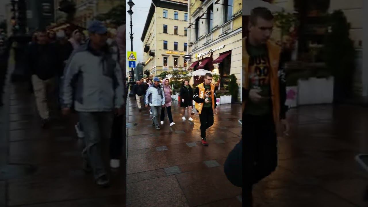 Казанский собор, дождь и курьер