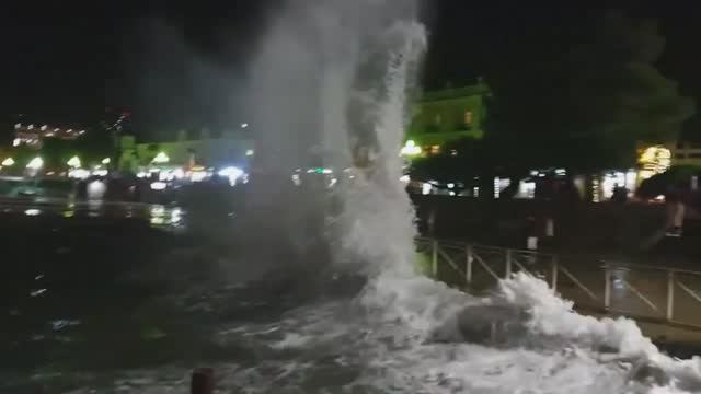 Ялта, вечерний шторм, не сейчас, а в октябре 2021 года #Крым #Ялта #набережная #2021