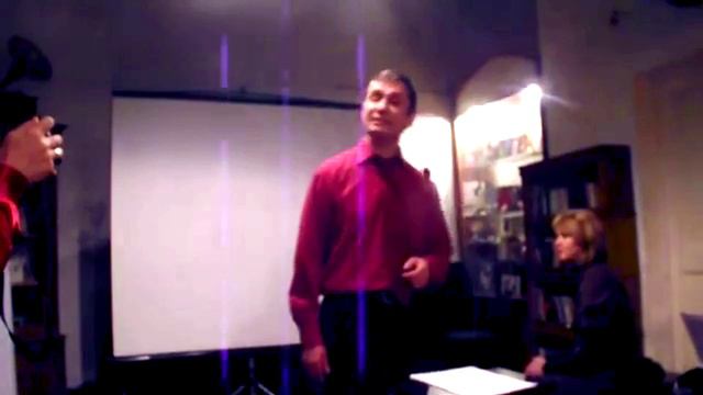 "Из лжи и зла тенёт вновь вырвемся в полёт!" - поэт и музыкант Анатолий Пережогин читает свои стихи