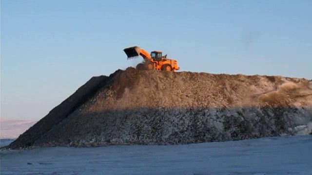 Работа погрузчика, отвал.