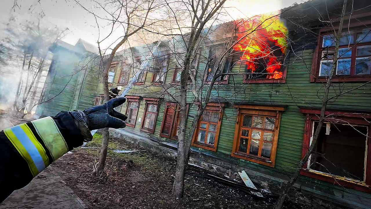 ПОЖАР В АВАРИЙНОМ ДОМЕ. ГОРИТ РАССЕЛЕННЫЙ БАРАК